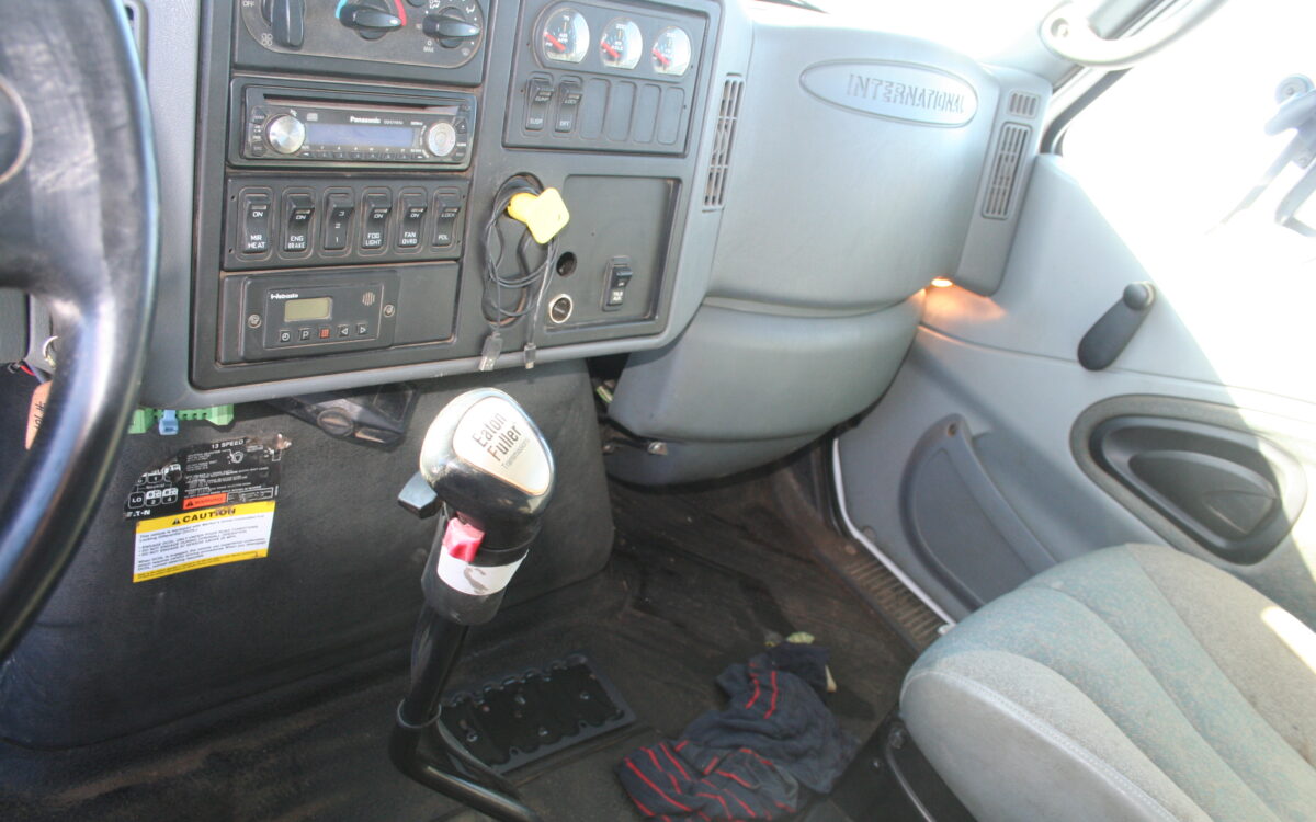 2006 IHC 7500 Swab rig | Lloydminster Heavy Oilfield Trucks